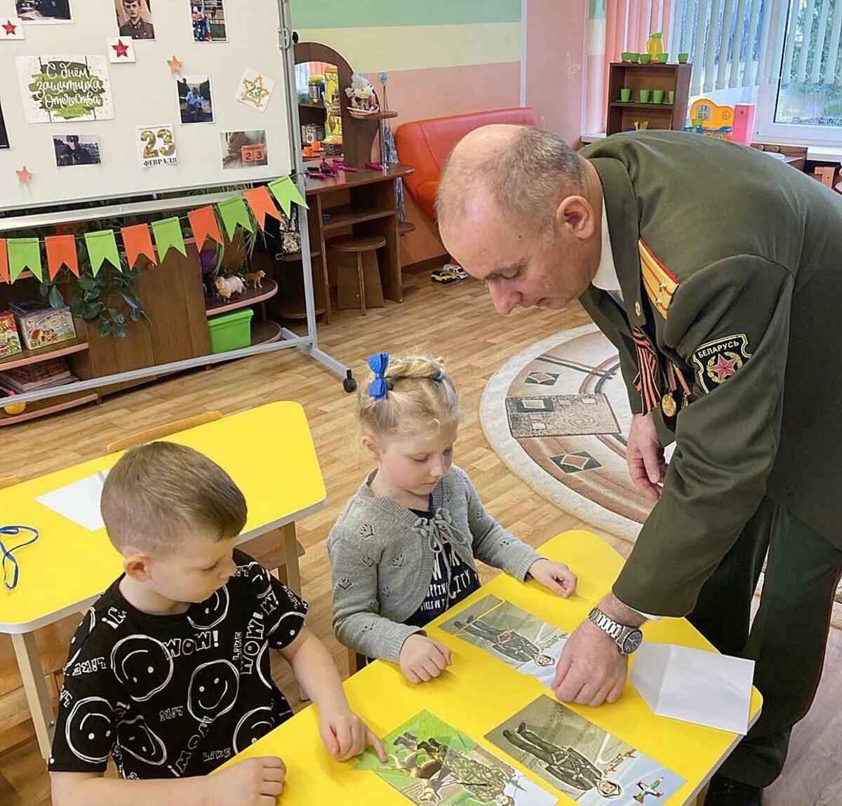 Зачем военные "обязательно" приходят в белорусские детсады? На госрадио пояснили - Telegraf.news